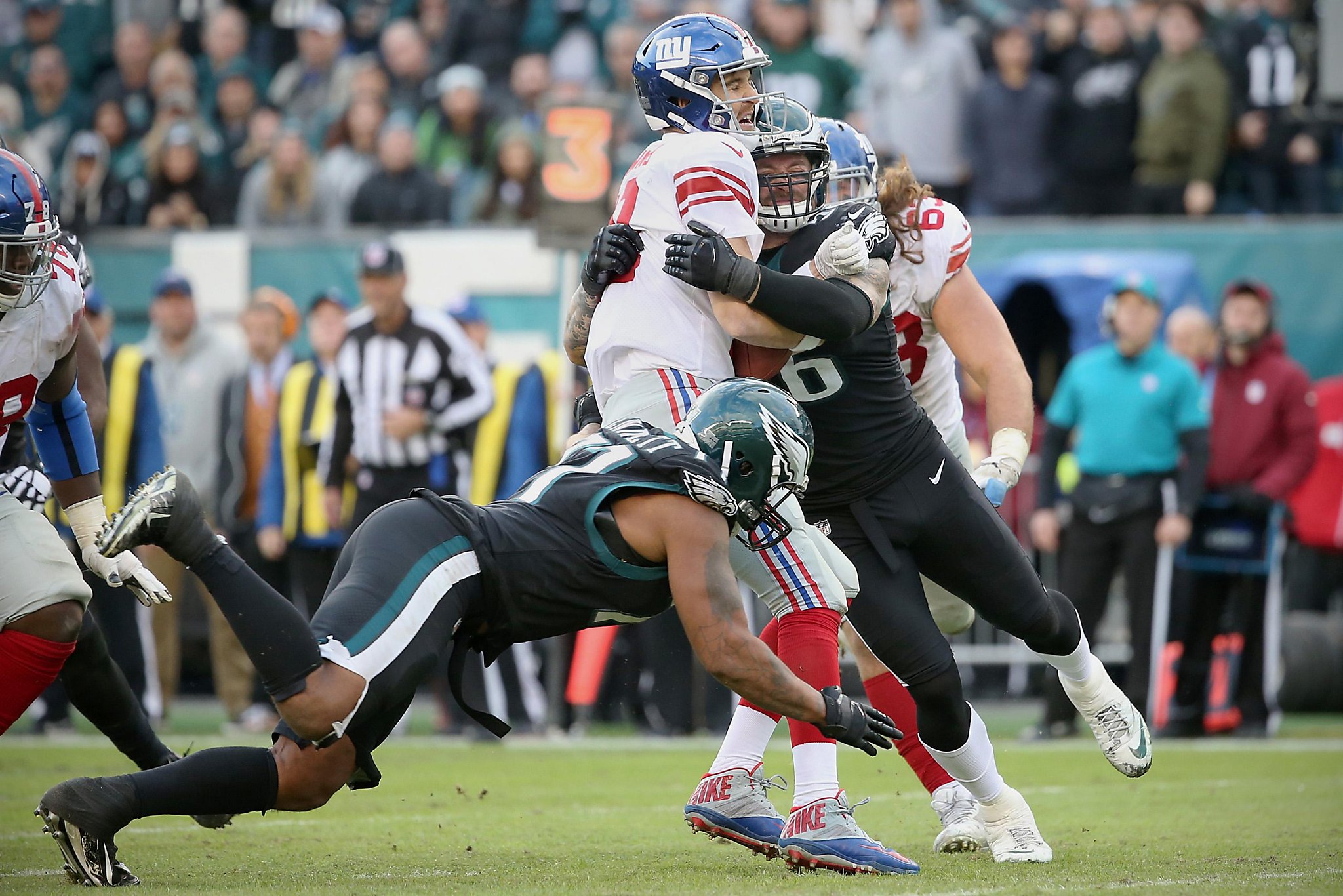 Eagles edge Giants