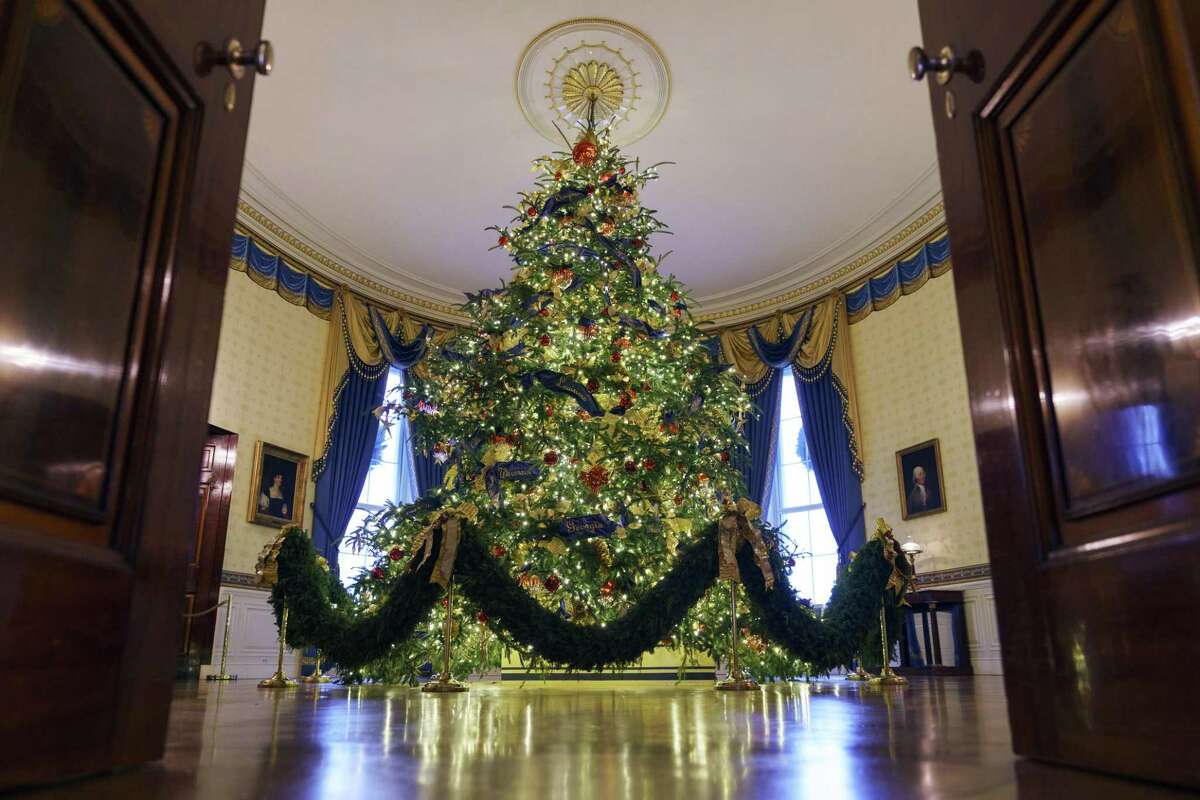Melania Trump unveils White House Christmas décor