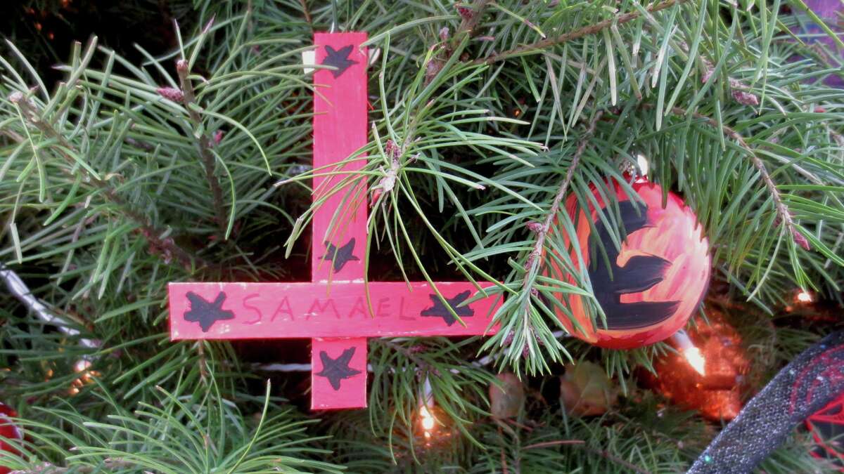 Satanic group robbed of its tree ornaments at Christmas in the Park in ...