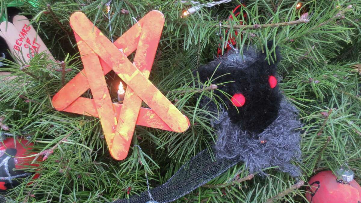 Satanic group robbed of its tree ornaments at Christmas in the Park in ...