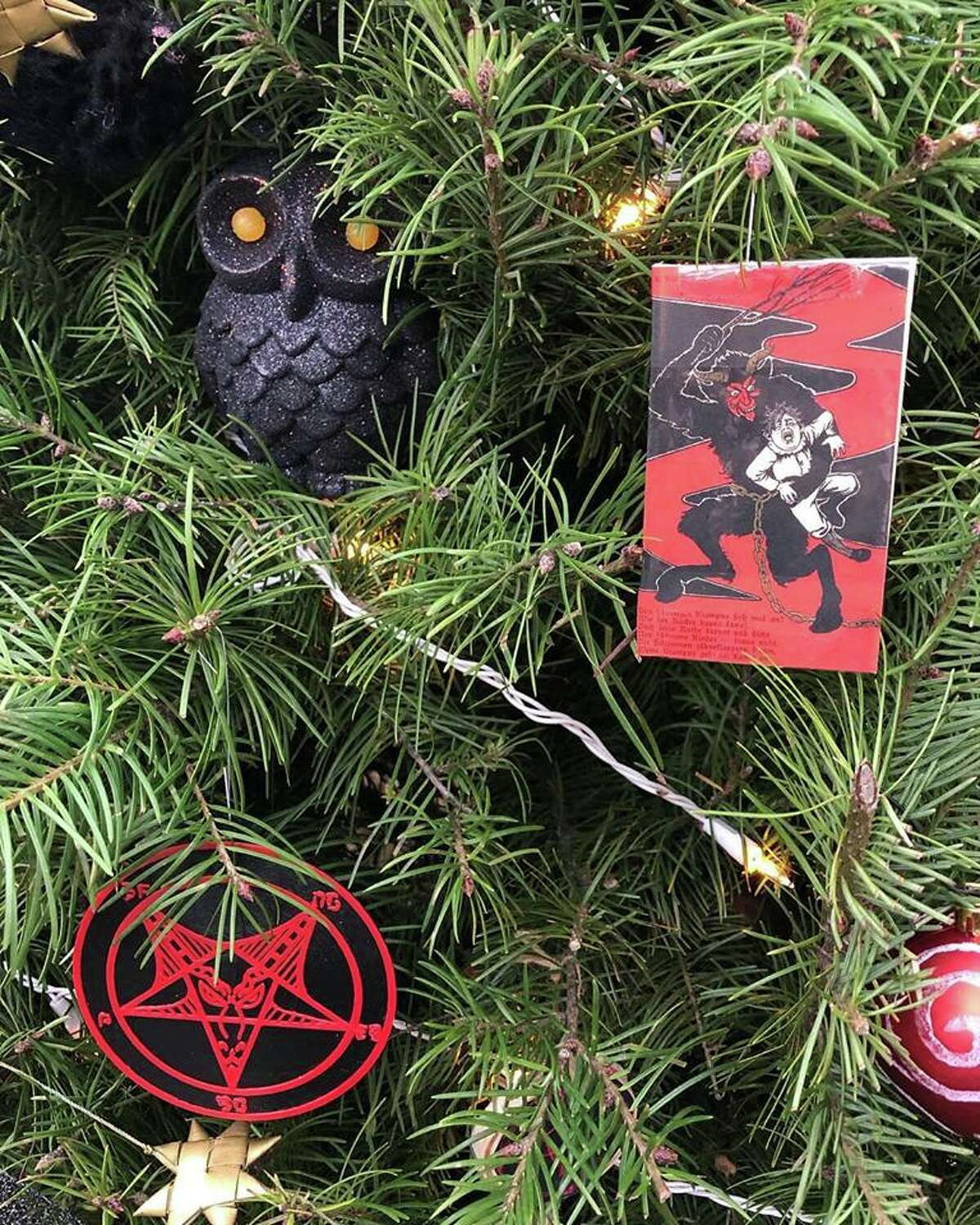 Satanic group robbed of its tree ornaments at Christmas in the Park in ...
