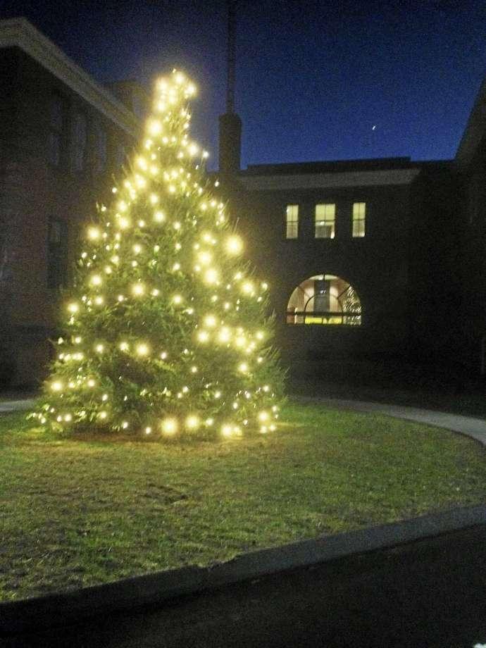 Cromwell’s tree lighting to feature ‘Grinch’ film, caroling, chili cook-off