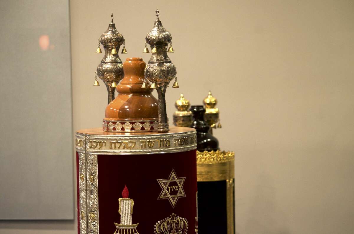 Firefighters save holy scrolls from burning Houston synagogue