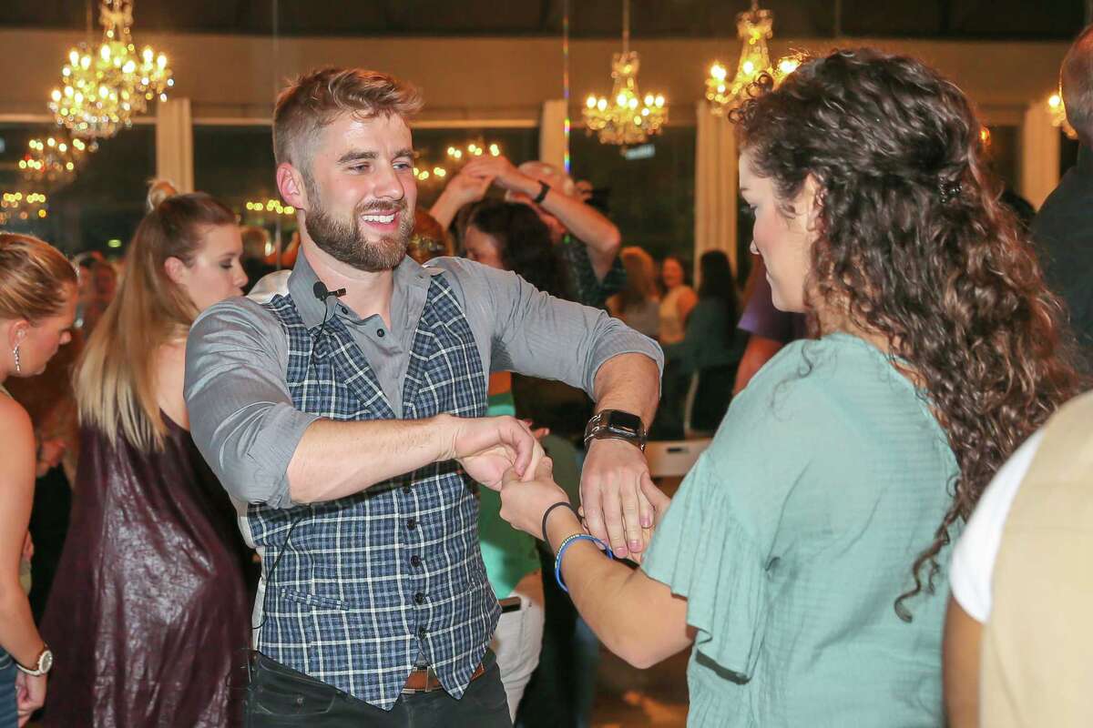 Houstonians hit the dance floor for free night of boot scootin' fun