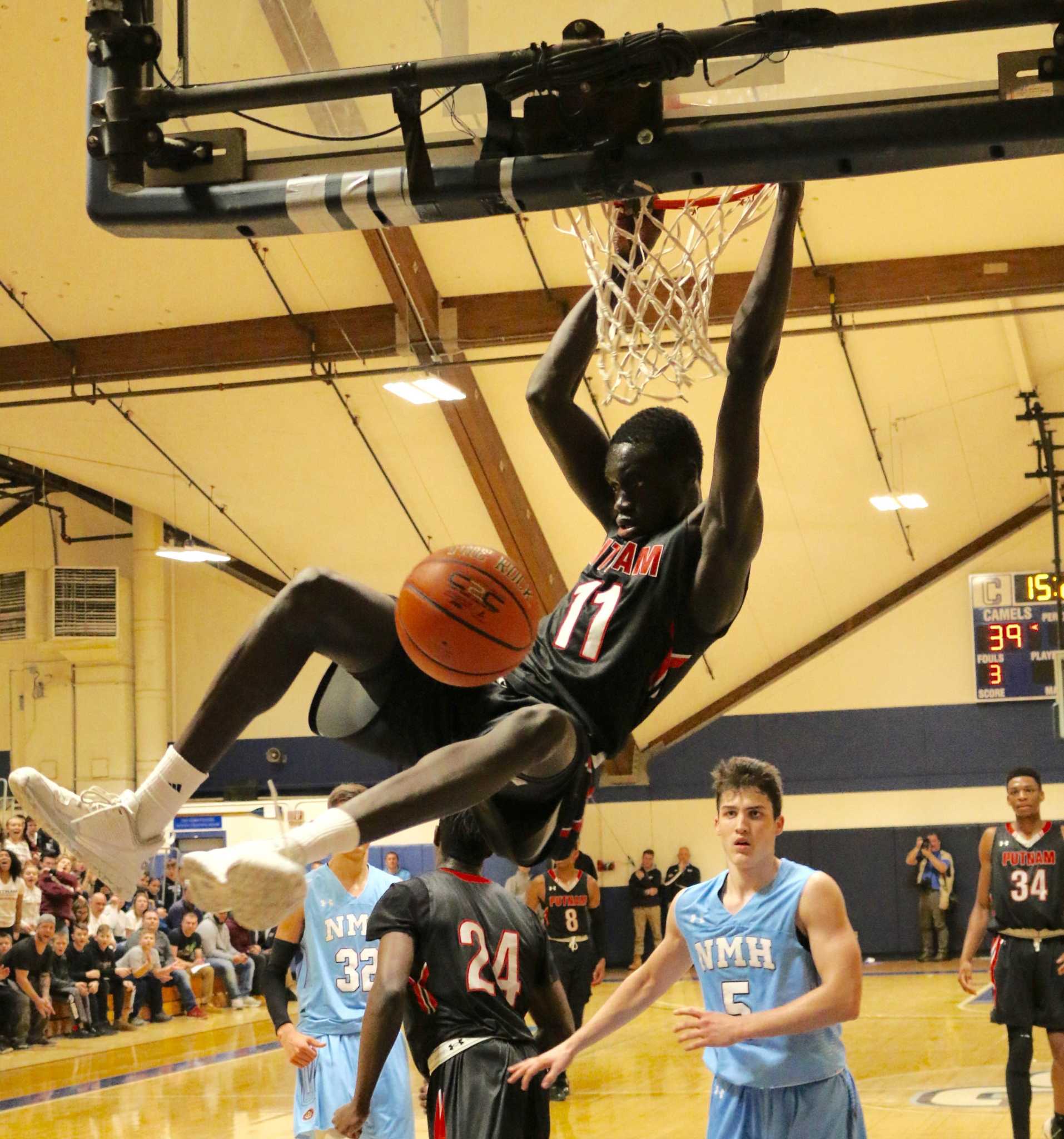 Akok Akok commits to UConn