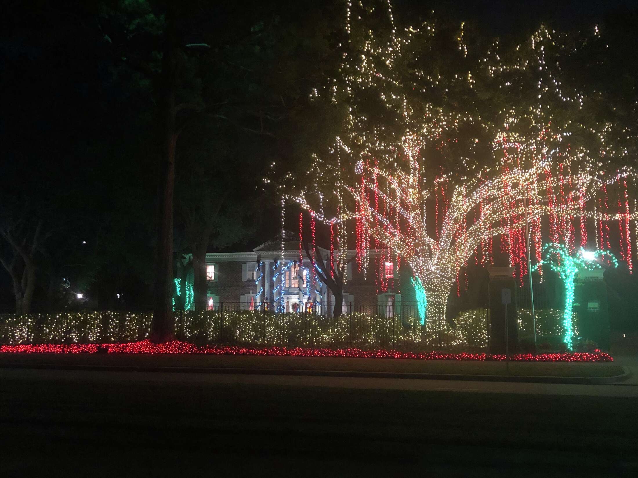 The best River Oaks Christmas light displays this year
