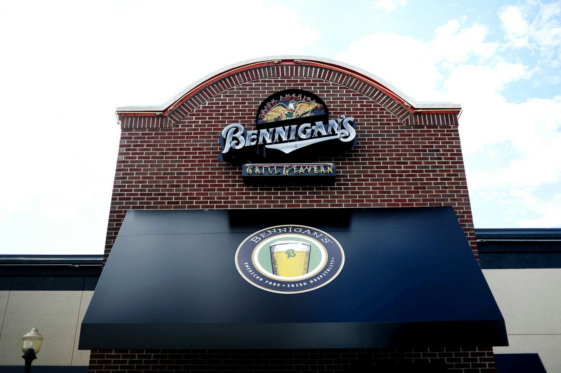 Bennigans Logo Seven Years After Bankruptcy, Bennigan's Restaurant