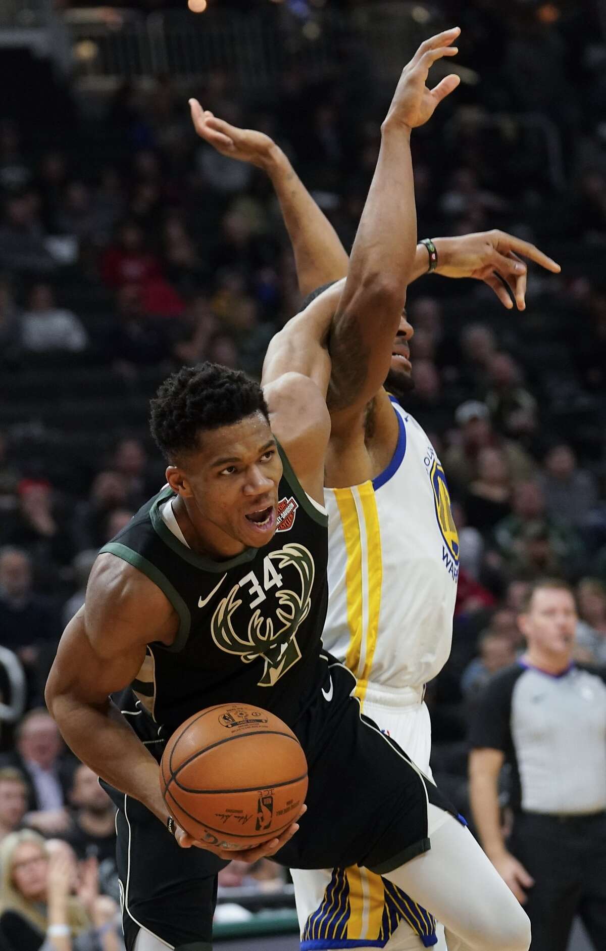 Jordan Bell re-creates Zaza Pachulia's between-the-legs pass to Stephen ...