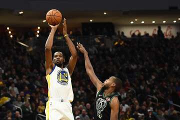 Jordan Bell re-creates Zaza Pachulia's between-the-legs pass to Stephen ...