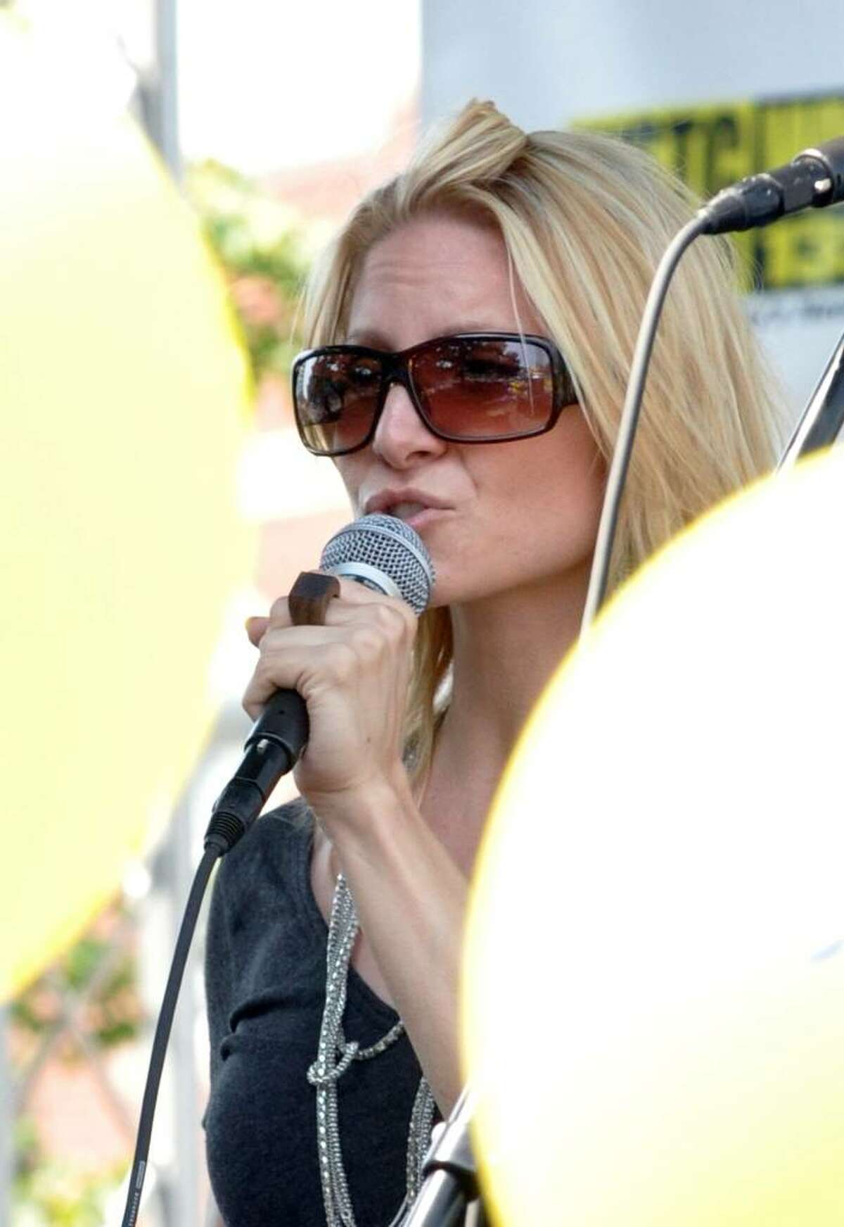 Stamford sisters host concert to raise funds for cancer center