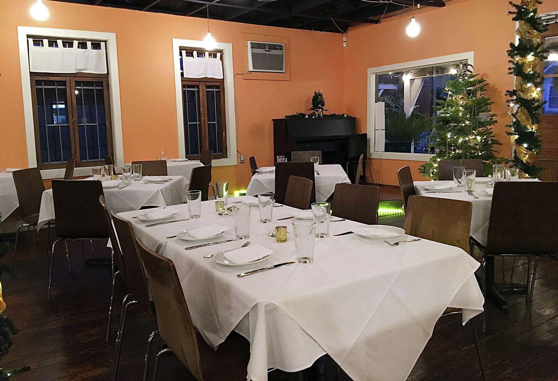 Review: Cookhouse Restaurant plays New Orleans food like good jazz off ...