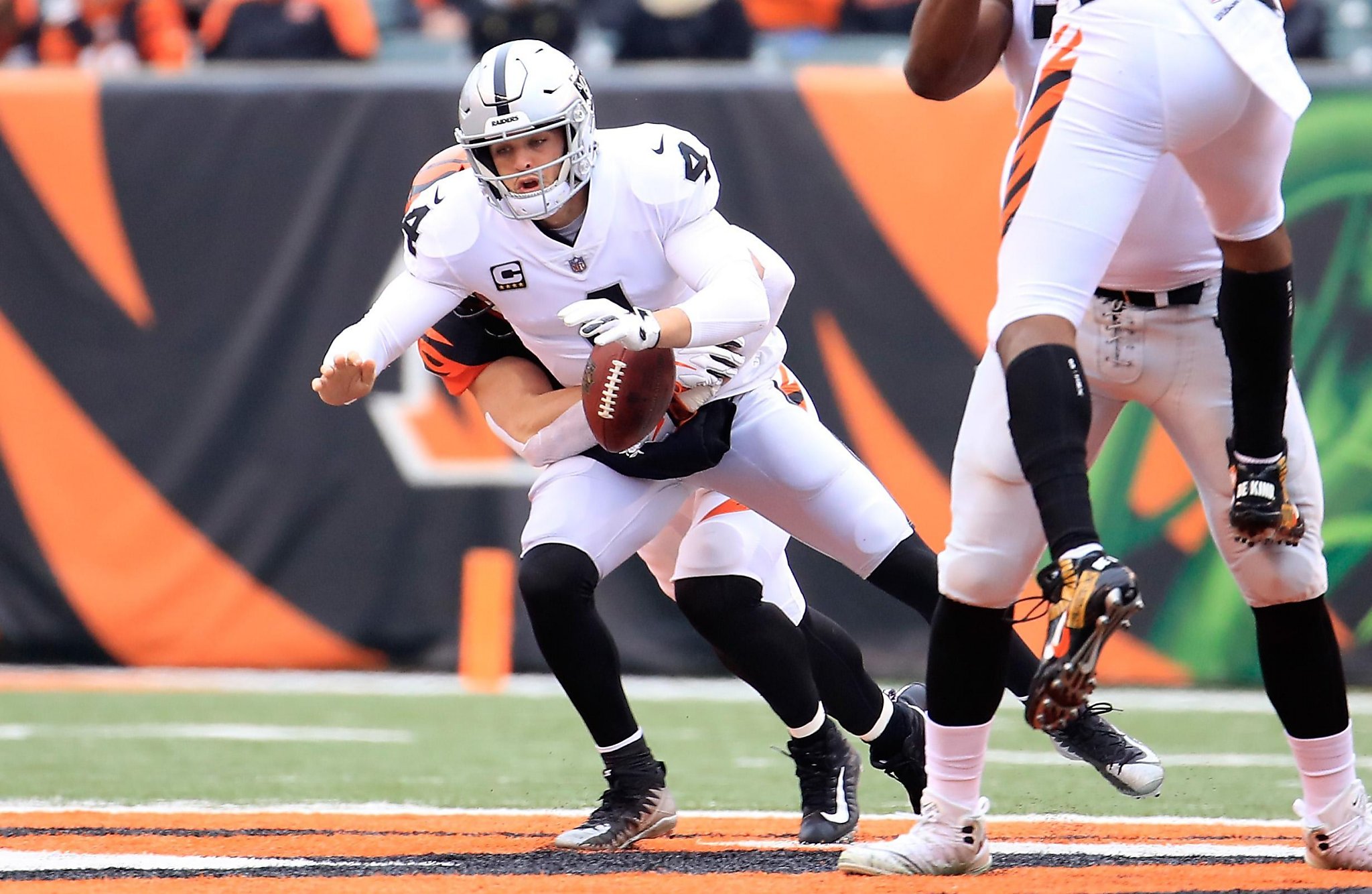 Raiders’ Jon Gruden on QB Derek Carr: ‘He’s hanging in there’