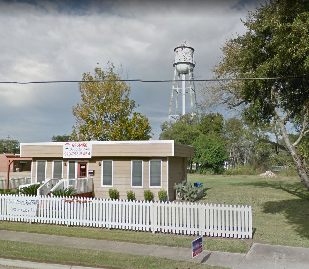 Needville mayor, council vote to demolish historic water tower