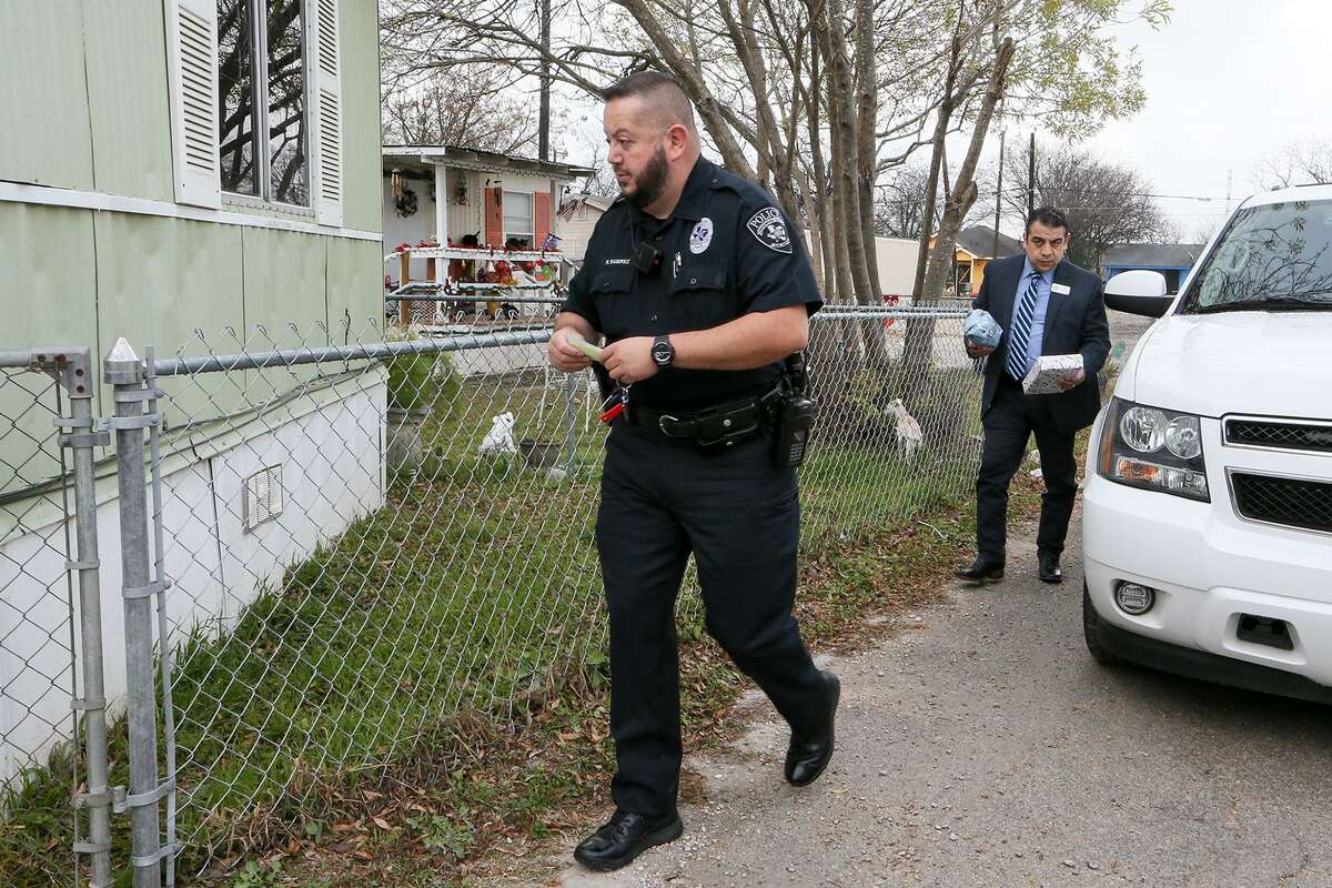 Bearing gifts, Edgewood police emphasize the ‘peace’ in peace officer