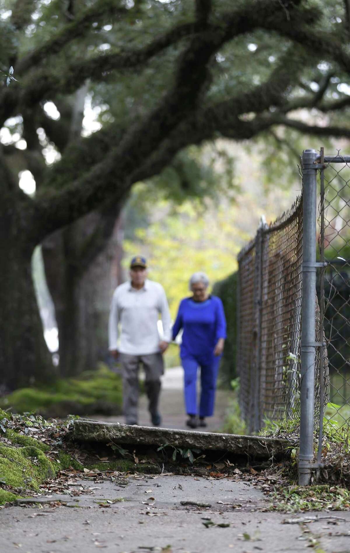Houston struggles to expand sidewalk efforts