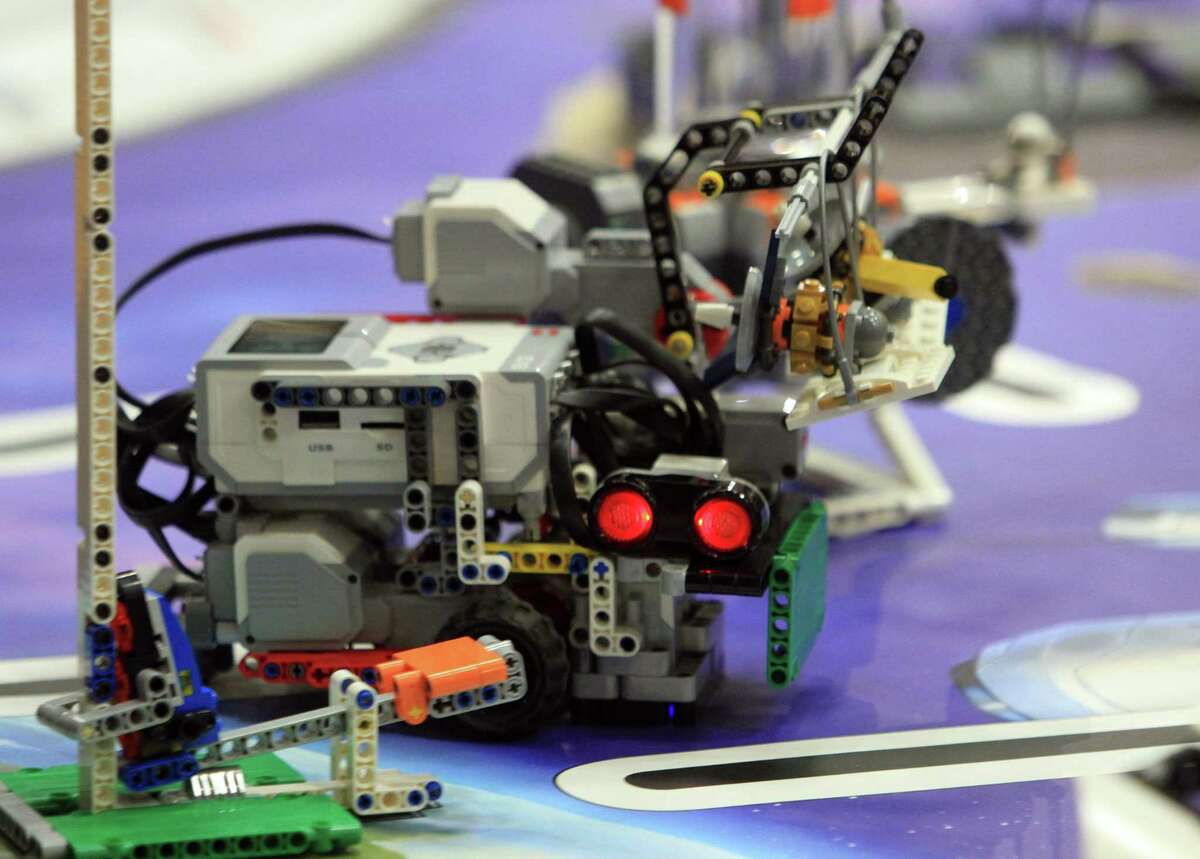 Shelton takes on the LEGO robot world