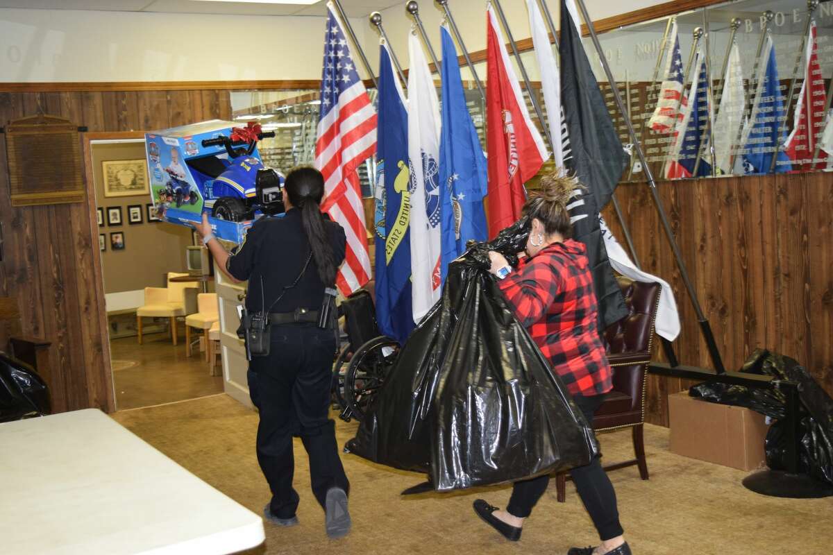 Plainview PD provides Christmas With Cops