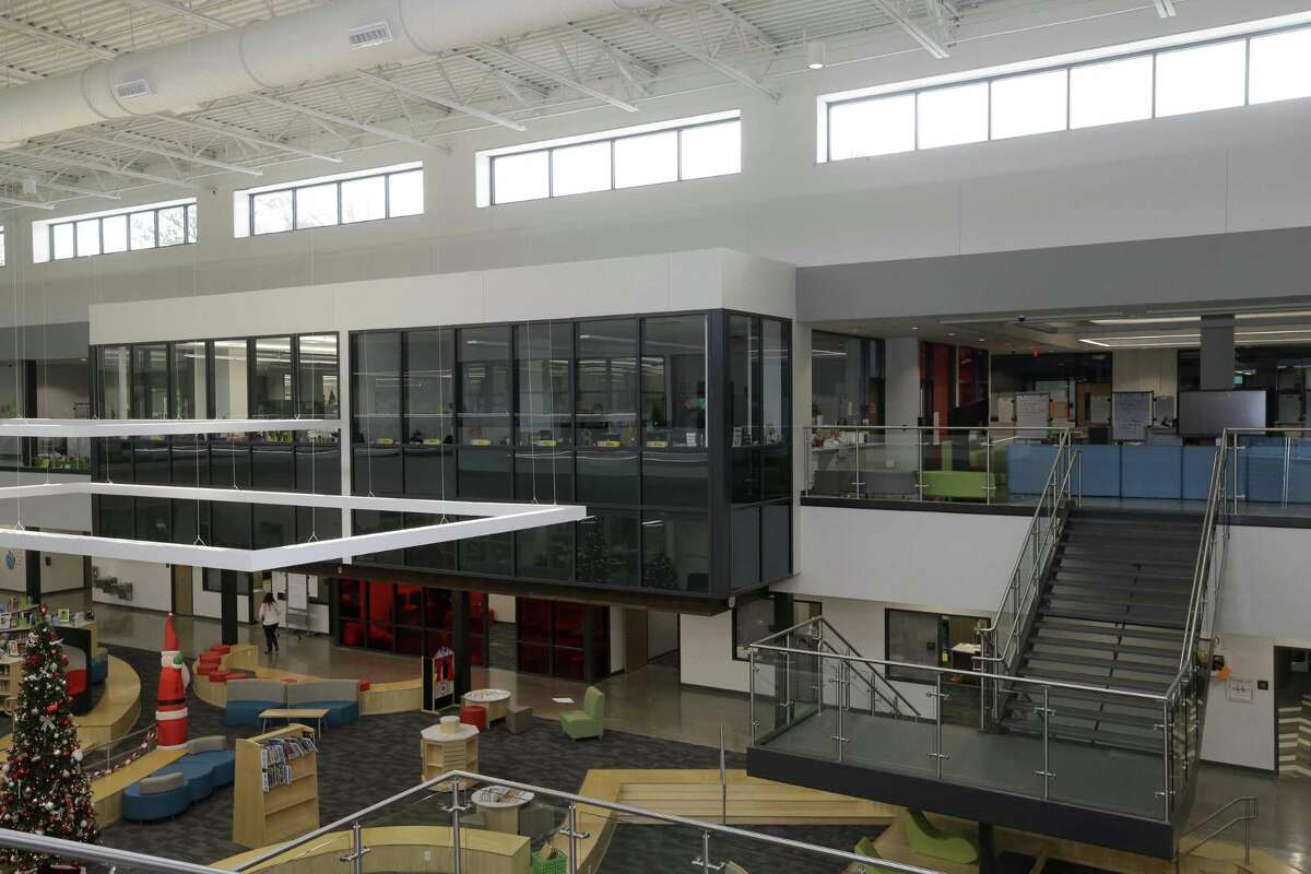 Huffman ISD and contractor spar over new school building