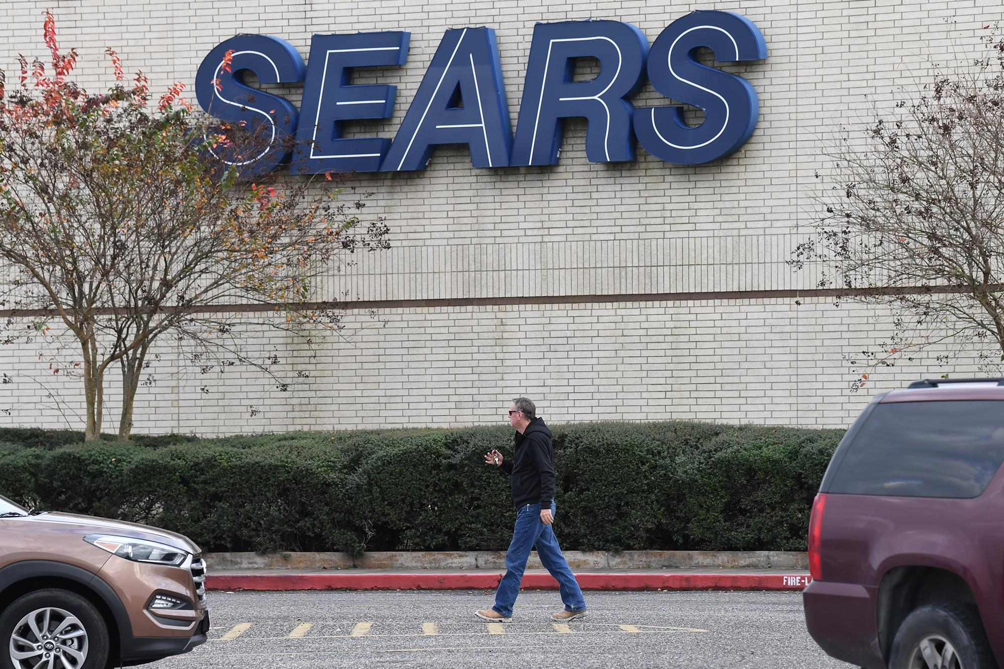 Sears chairman seeks extension to finance his bid for chain