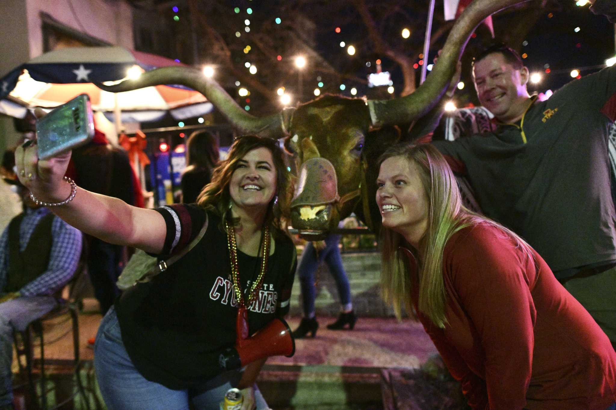 Washington State, Iowa State fans pack city for Alamo Bowl