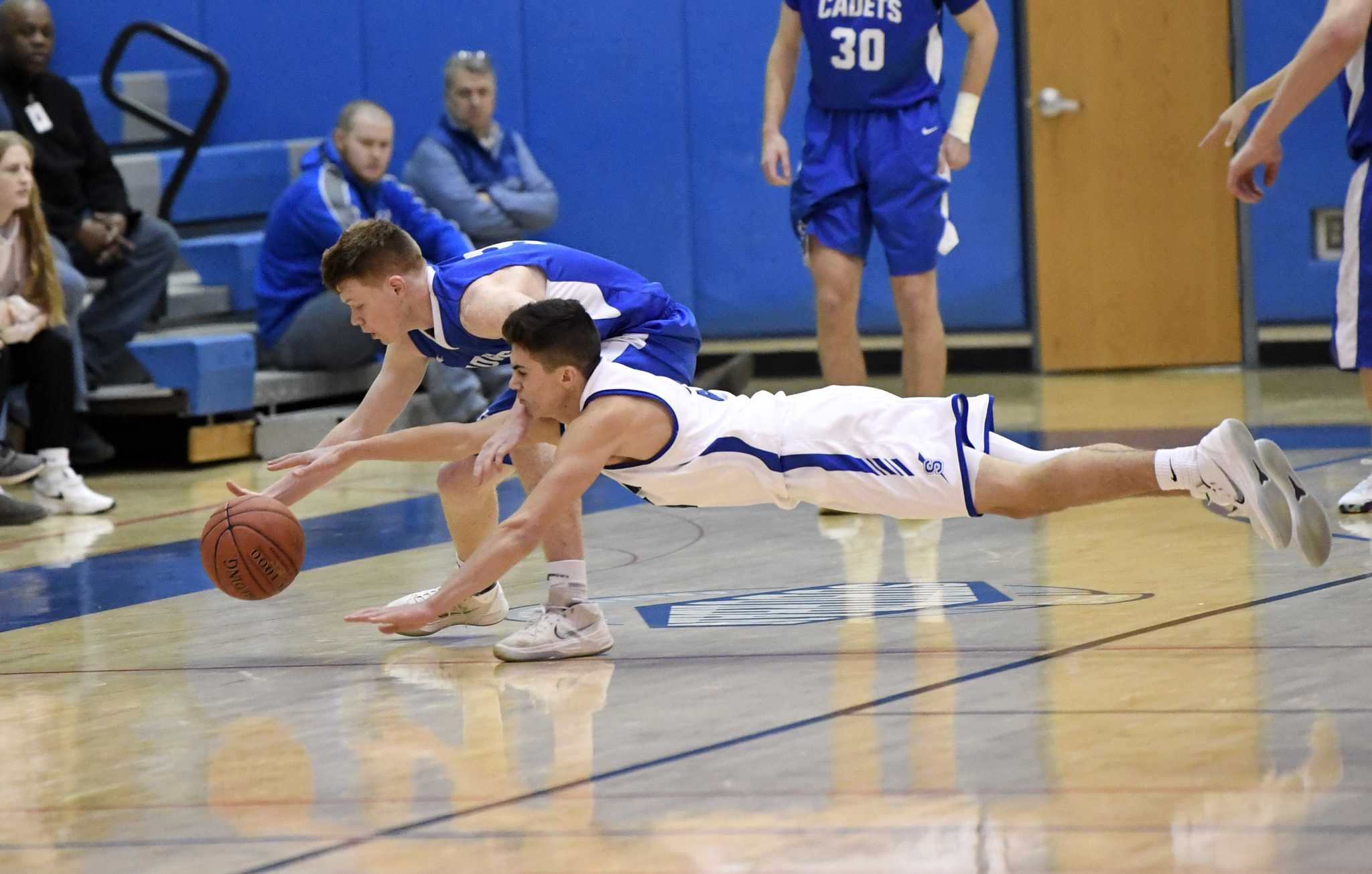 Saratoga boys' basketball squeaks past La Salle