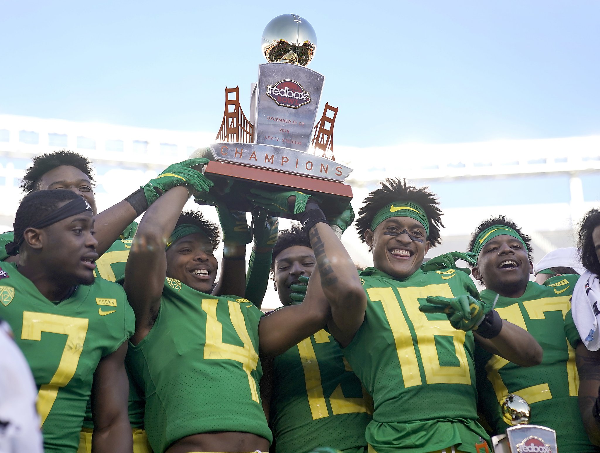 Oregon wins sloppy Redbox Bowl over Michigan State