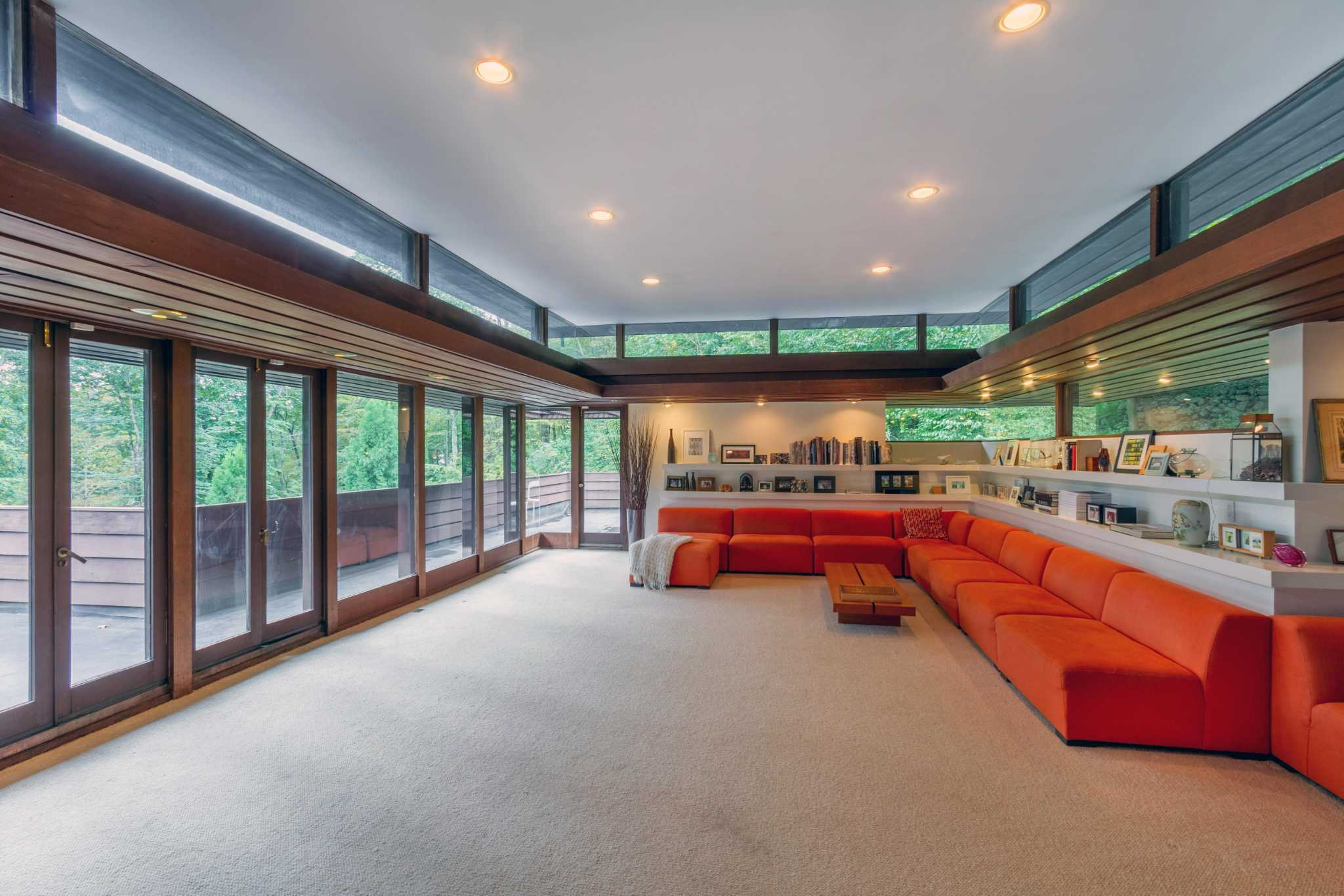 On the Market / Contemporary ranch incorporates natural elements