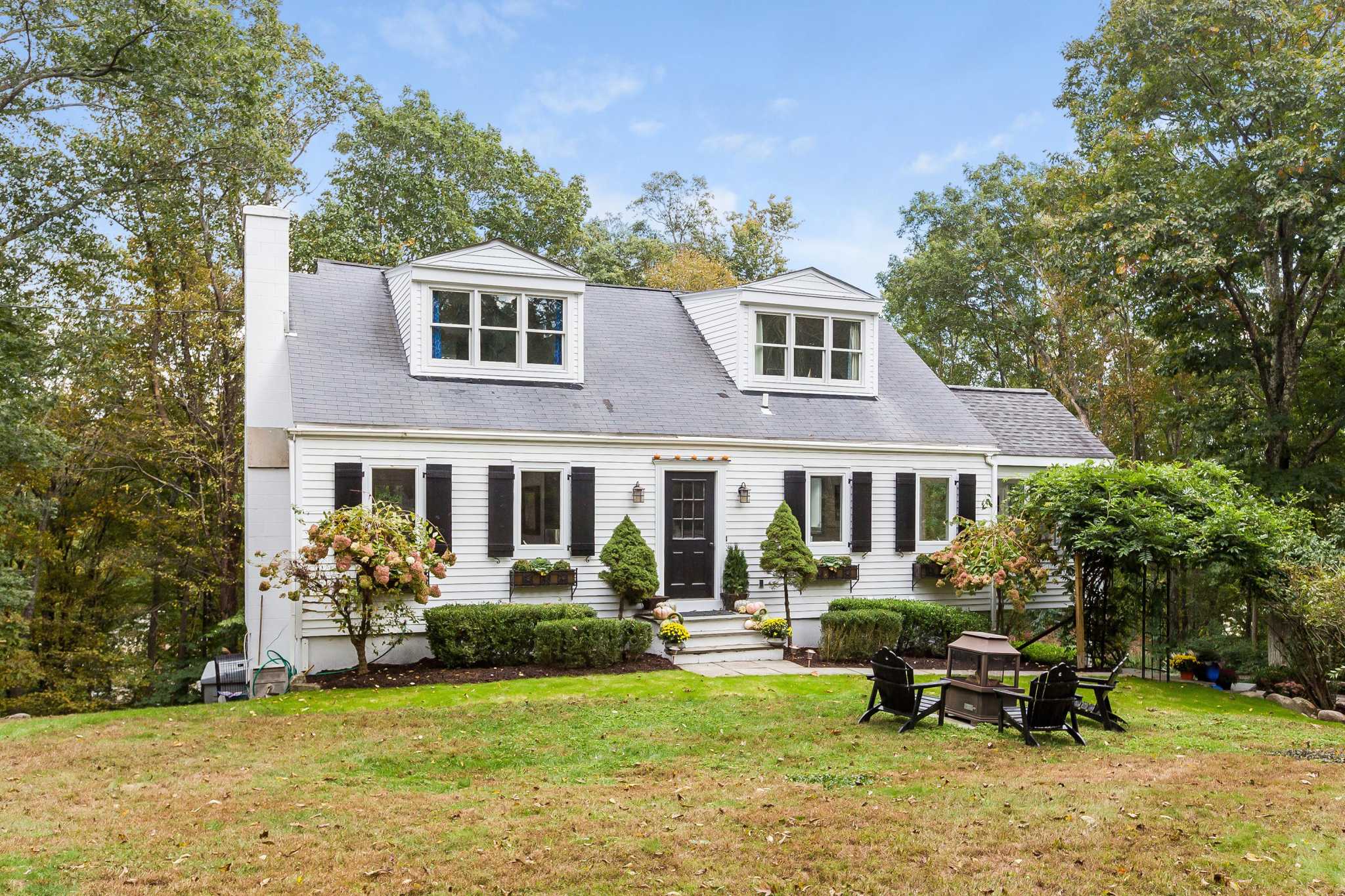 ‘Meticulously maintained’ Cape-style colonial on 2 acres