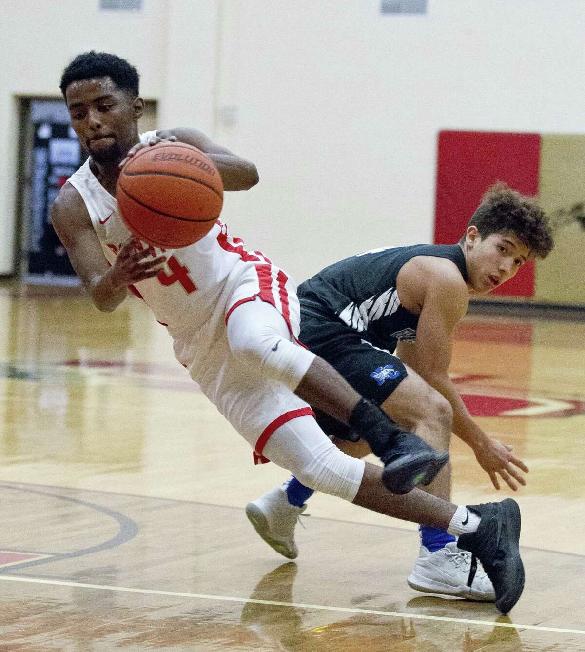 BOYS HOOPS: Caney Creek pulls out victory over New Caney