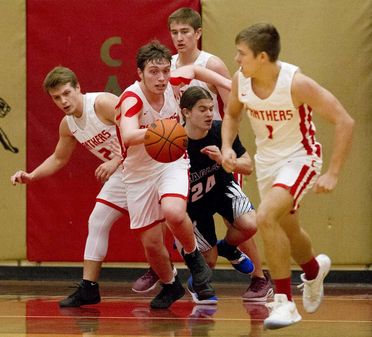 BOYS HOOPS: Caney Creek pulls out victory over New Caney