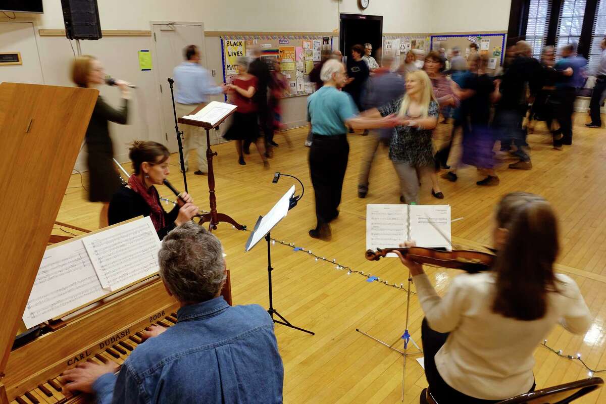 Photos: Monlthy dance