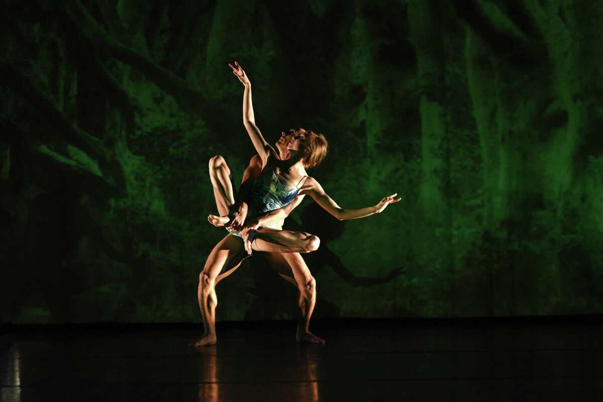 Warner Theatre presents MOMIX premiere, ‘Alice’
