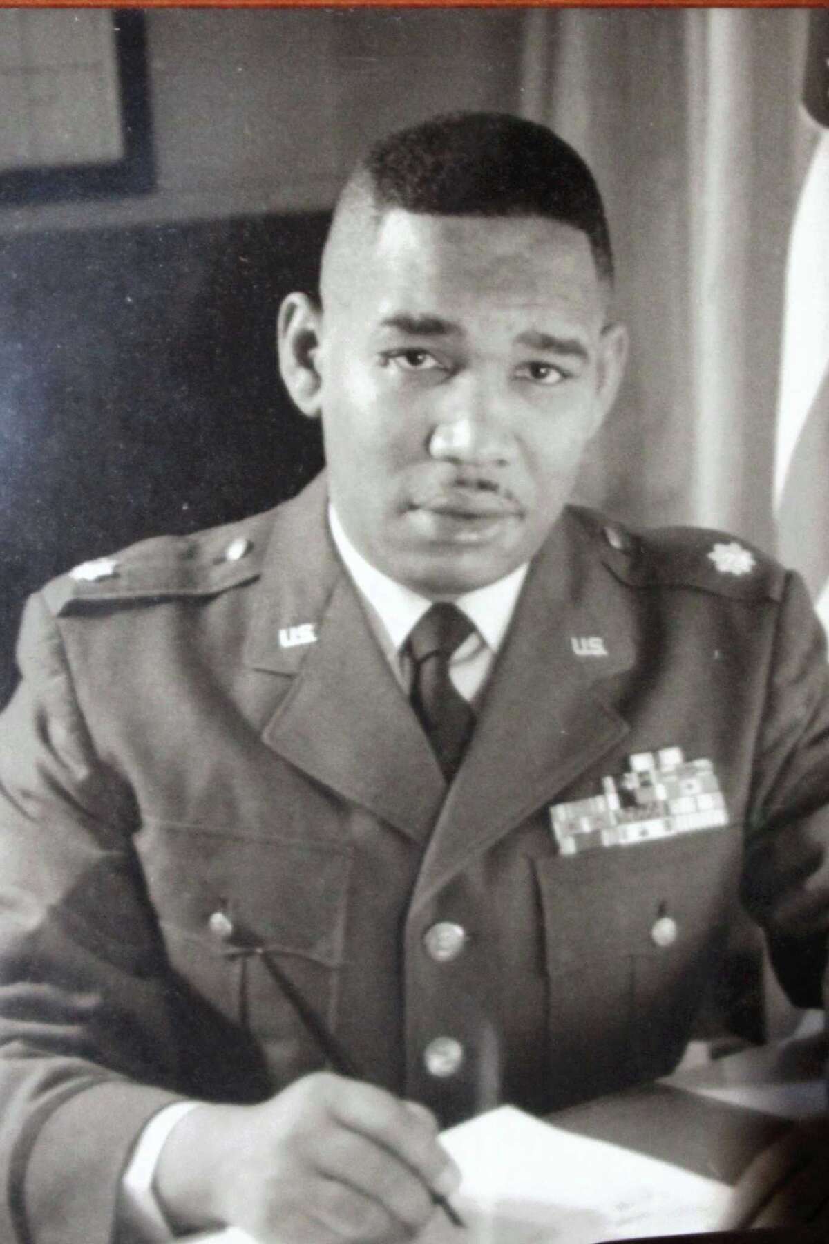 James Kelly, among San Antonio’s last Tuskegee Airmen, saluted at Fort ...