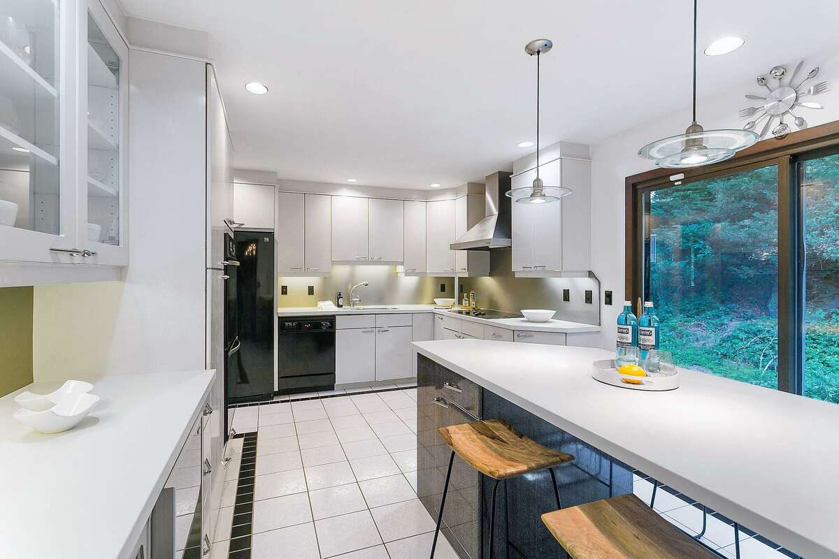 On the Market / Contemporary home offers access to nature