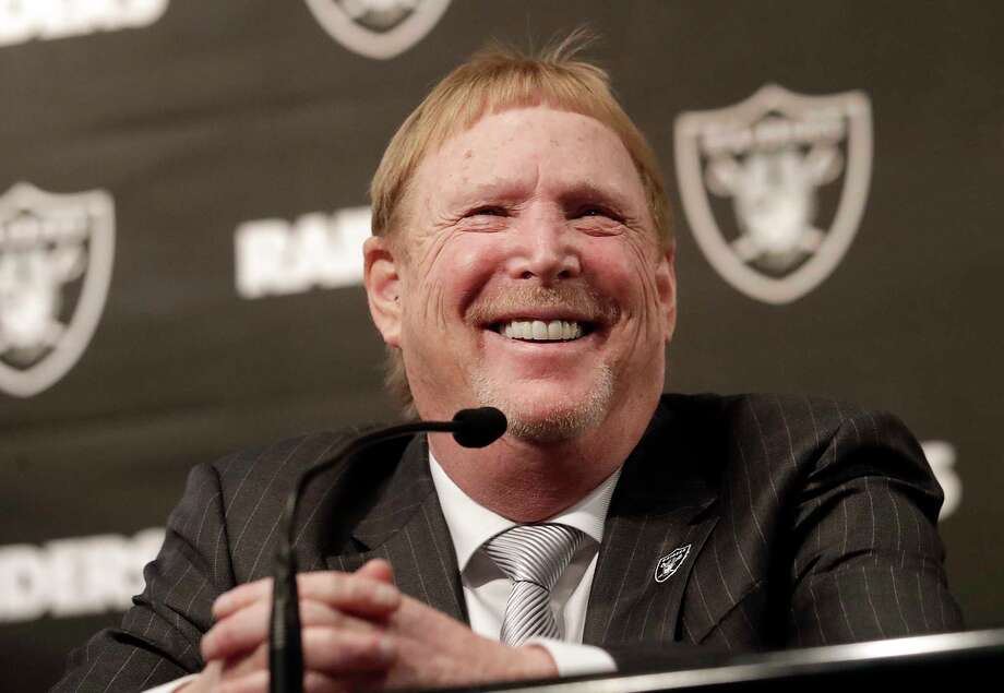 Mark Davis flies coach, gets mocked on Twitter - SFGate
